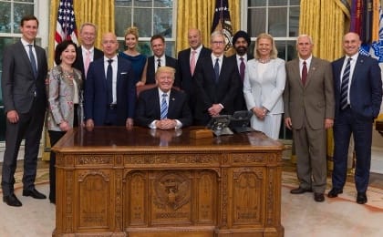 Tim Cook pas très content dans le bureau ovale - MacGeneration